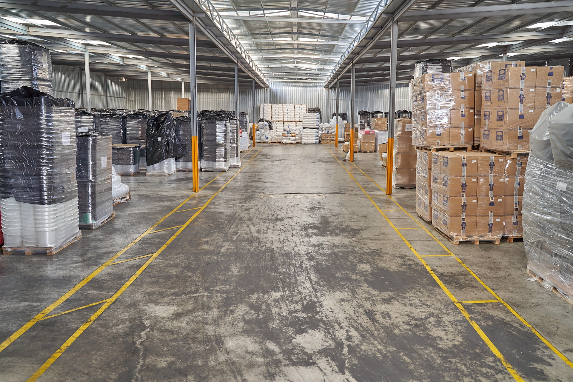 La importancia del almacenamiento óptimo de envases plásticos - Brocar ...